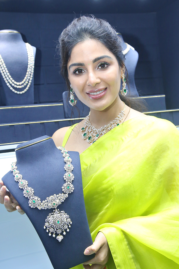 హైదరాబాద్‌లో సంయుక్త మీనన్‌ డైమండ్ స్టోర్ ప్రారంభం (ఫొటోలు) | Actress Samyuktha Menon Launches ...